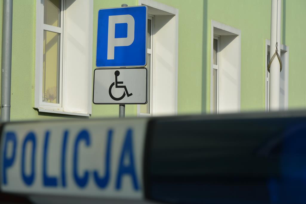 Miejsca parkingowe dla osób niepełnosprawnych pod kontrolą policjantów z drogówki - Aktualności ...